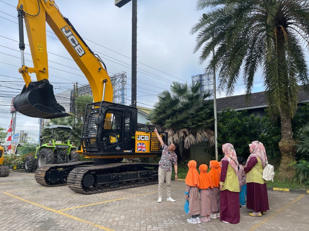 Kunjungan Anak PAUD ke Mitra IPE : Belajar dan Mengenal Alat Berat ...